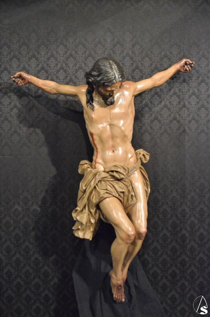 Navarro Arteaga finaliza una obra maestra en forma de crucificado